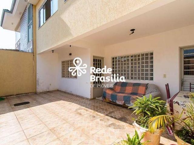 QE 21 Casa Sobrado com 4 quartos sendo 1 suíte 2 vagas Varanda aceita financiamento Guar