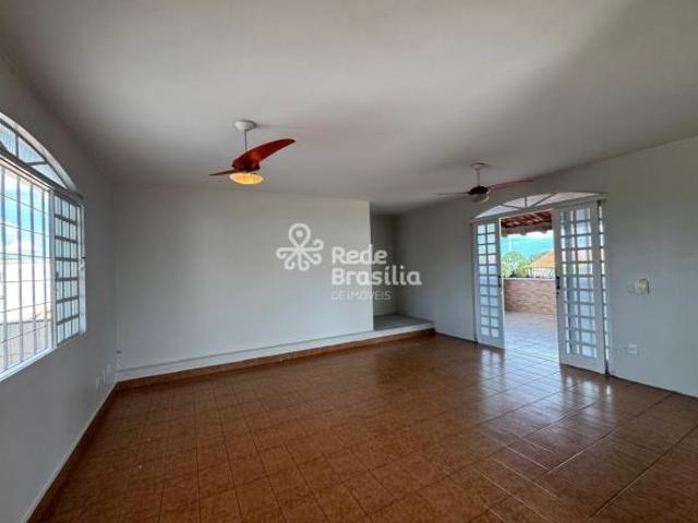QE 21 | Casa Sobrado à venda com 3 pavimentos 6 Quartos sendo 3 Suítes Guará II