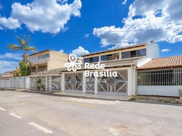 QE 30 | Casa Sobrado com 5 quartos sendo 3 suítes 3 vagas de garagem aceita financiamento FG