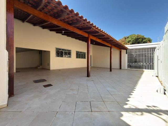 QE 30, Conjunto C – Casa de 5 Quartos com 4 Vagas de Garagem – Guará II/DF