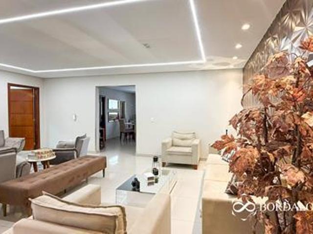 QE 34 Casa com 4 Quartos distribuídos em 3 Pavimentos Aceita Financiamento