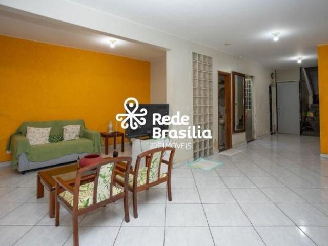 Qi 07 Casa com 5 quartos sendo 3 suítes 4 vagas de garagem aceita financiamento Guará I