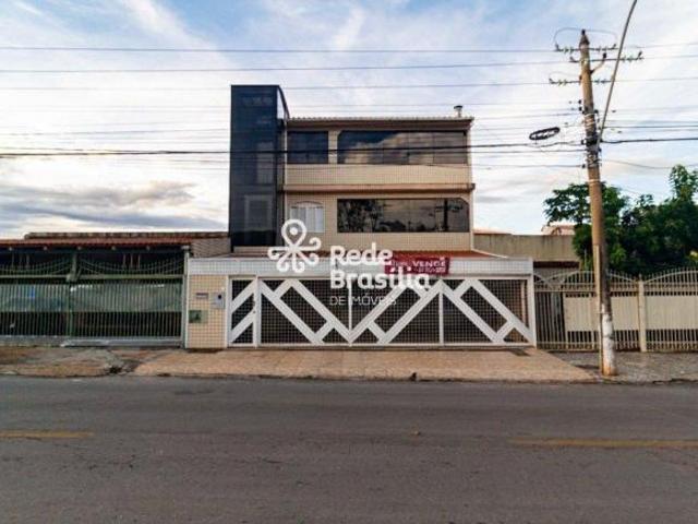 QI 09 CONJ I |Casa Comercial e Residencial 6 Quartos sendo 2 Suítes e 5 Banheiros sociais com 3 Vaga
