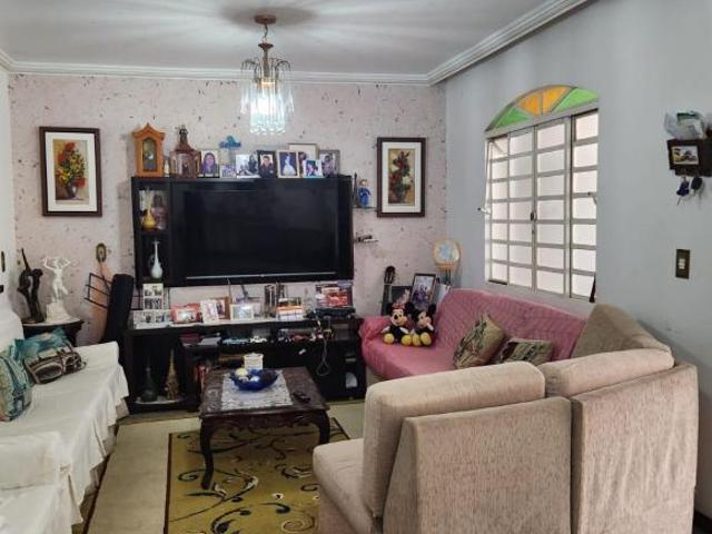 QI 14, amplo sobrado, 4 quartos, 2 suítes, bem arejado e iluminado!