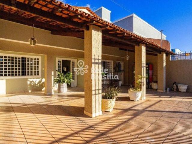 QI 18 | Casa térrea em Estilo Colonial com casa de fundos | Guará I