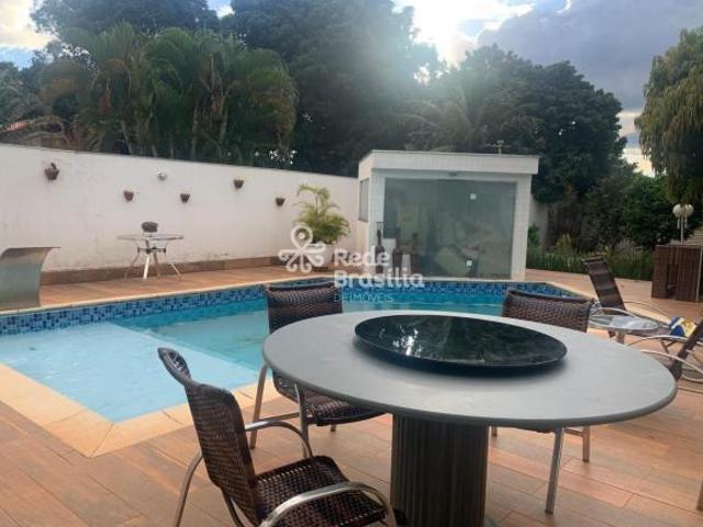 QL 05 CASA TÉRREA EXCLUSIVA 03 SUÍTES SENDO 01 COM HIDROMASSAGEM LAGO NORTE BRASILIA/DF