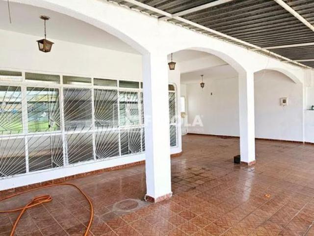 QNM 18 98224 8049 CASA LAJE VARANDA PROXIMO COMERCIO E PARADA DE ONIBUS