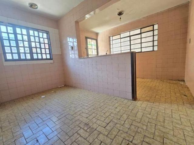QNN 21 Ceilândia. Casa com 3 Qtos, 2 vgs. desocupada!