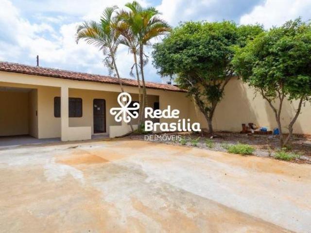 QNN 25 Casa de esquina com 3 quartos 4 vagas / característica comercial Ceilândia Norte