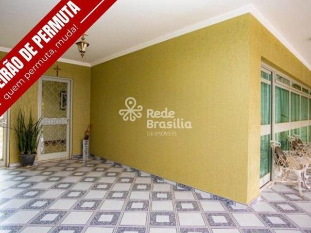 QNA 55 | Casa térrea de esquina na laje com 4 quartos sendo 2 suítes 4 vagas estuda permuta