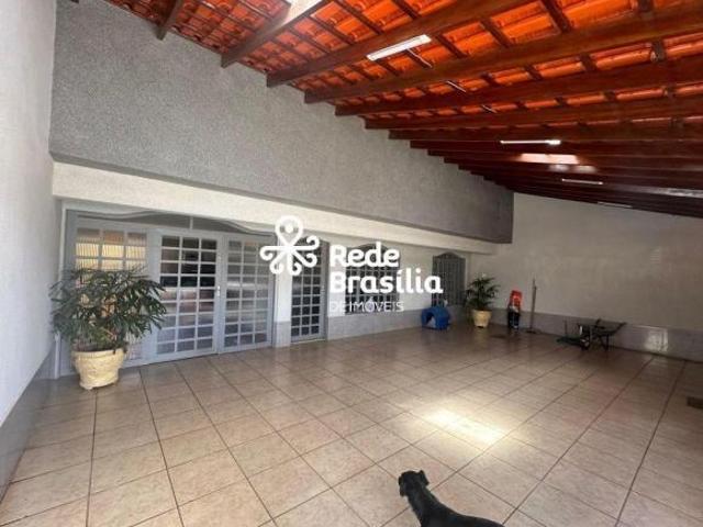 QNC 08 | Casa 4 Quartos sendo 2 Suítes Aceita Financiamento com 4 Vagas de Garagem Coberta Tag
