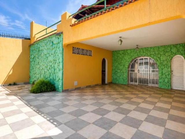 QND 40 Taguatinga Norte: Sobrado 337m² em Lote 408m² com 5 Quartos e Habite se Aceita Financiamento