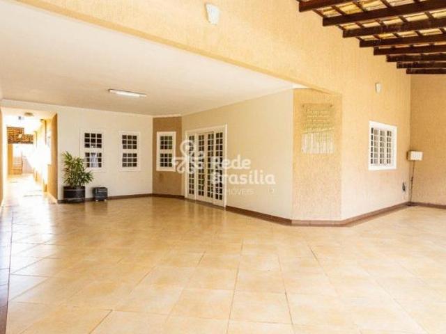 QNF 12 Casa co m 5 quartos 2 suítes DCE Taguatinga Norte