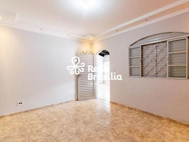 QNL 15 Casa na laje com 5 quartos 1 suíte 3 vagas aceita financiamento Taguatinga Norte