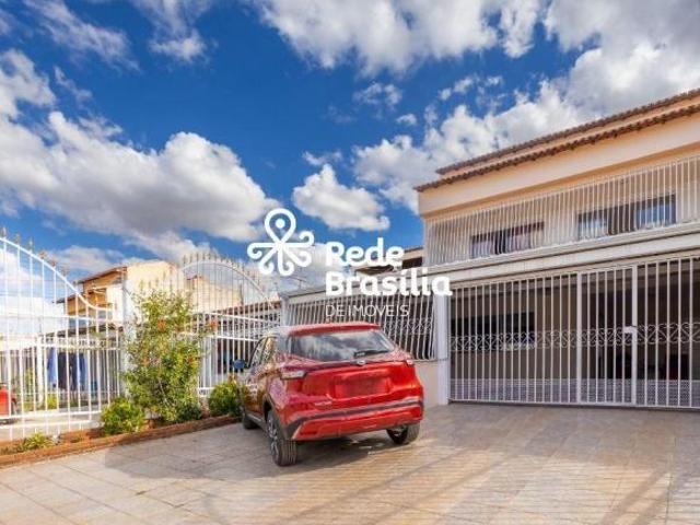 QNL 8 | 3 Pavimentos 4 Quartos sendo 2 Suítes Aceita Troca e Aceita financiamento com 7 Vagas d
