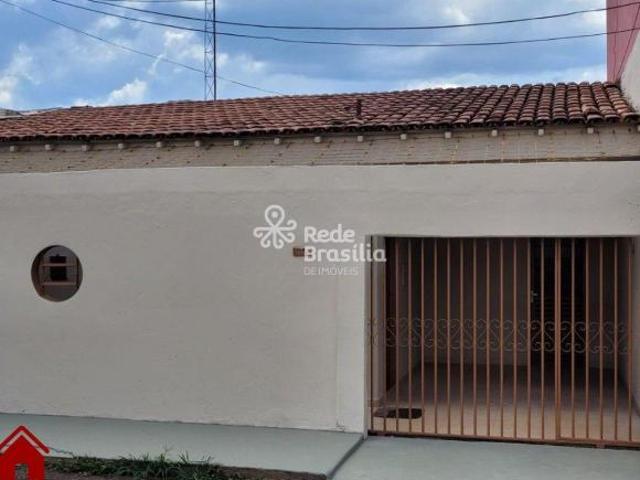 QNP 32 | Casa 3 Quartos, 2 Banheiros, Sala Ampla com 1 Vaga de Garagem e Edícula nos fundos Cei