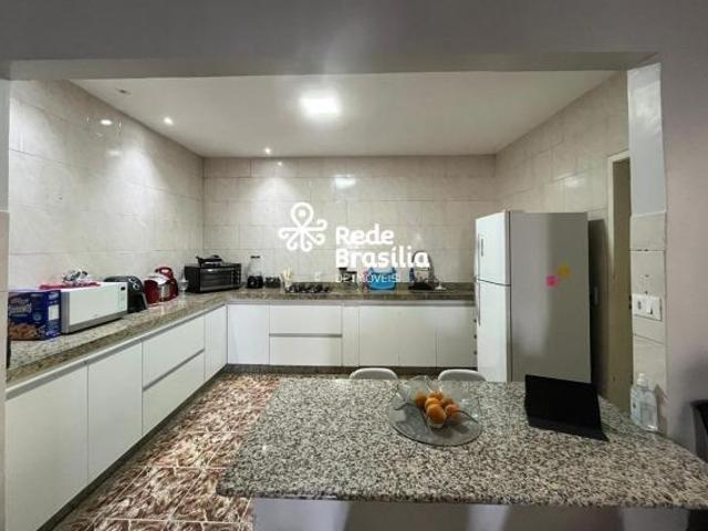 QS 6 | Casa térrea em lote comercial com 2 quartos sendo 1 suíte 3 vagas quintal estuda perm
