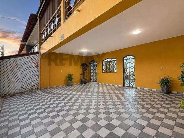 QS 10 Sobrado de 3 pavimentos 4 quartos 2 suítes terraço com churrasqueira