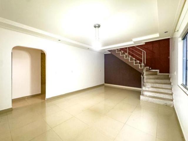 QSE 10 CASA ESPAÇOSA – 300m² | 5 quartos | 850m do Metrô