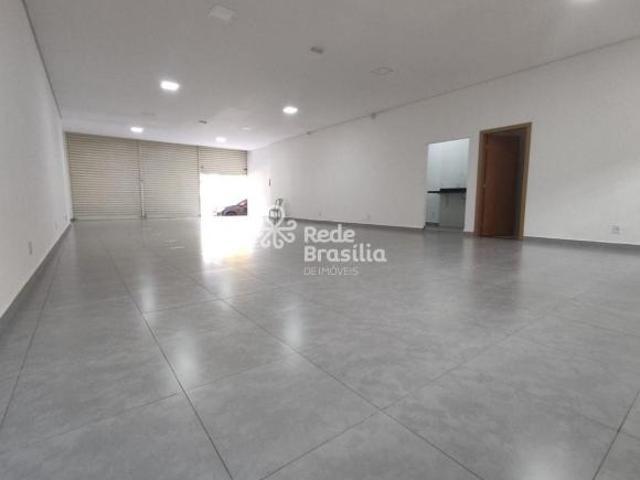 QSF 08 PRÉDIO ALUGADO COM 03 PAVIMENTOS FRENTE AO PISTÃO SUL LOJA COM 135 m² 04 KITINETS