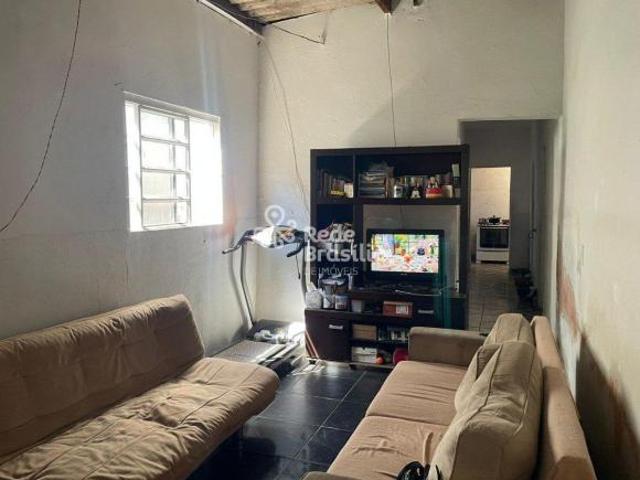 QR 314 Casa para reformar 3 quartos sendo 1 suíte sala com dois ambientes excelente localiza