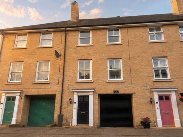 Qwysson Avenue, Bury St. Edmunds, IP33 4 bed terraced house to rent £1,950 pcm £450 pw