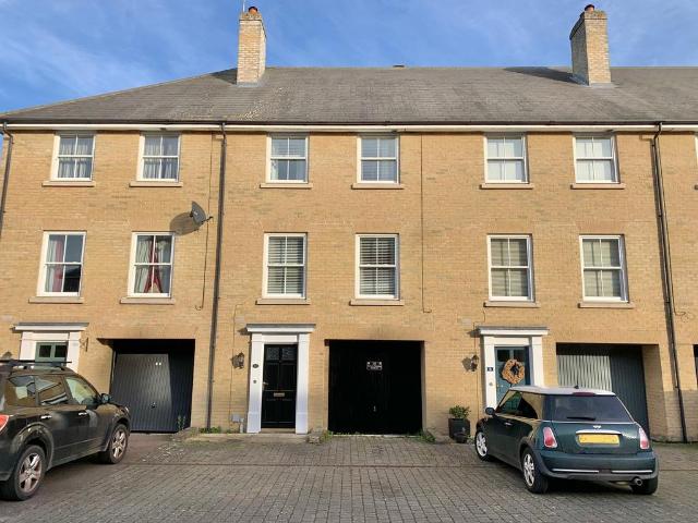 Qwysson Avenue, Bury St. Edmunds, IP33 4 bed terraced house to rent £2,350 pcm £542 pw