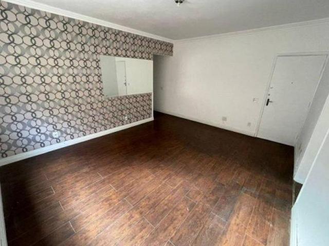Quatro dormitórios sendo um de empregada. Bem amplo. 160 m2