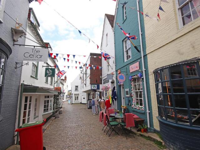 Quay Street, Lymington 2 bed terraced house to rent £1,695 pcm £391 pw