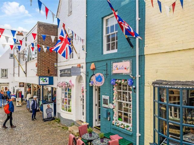 Quay Street, Lymington, SO41 2 bed house to rent £1,790 pcm £413 pw