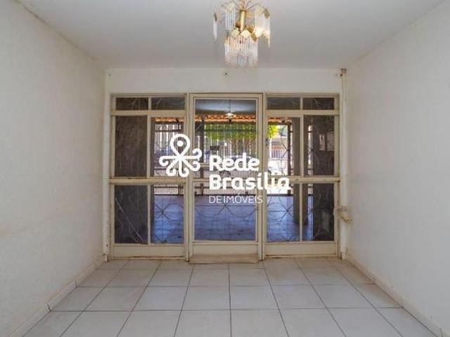 Quadra 3 Casa com na laje 3 quartos 4 vagas de garagem Setor Sul
