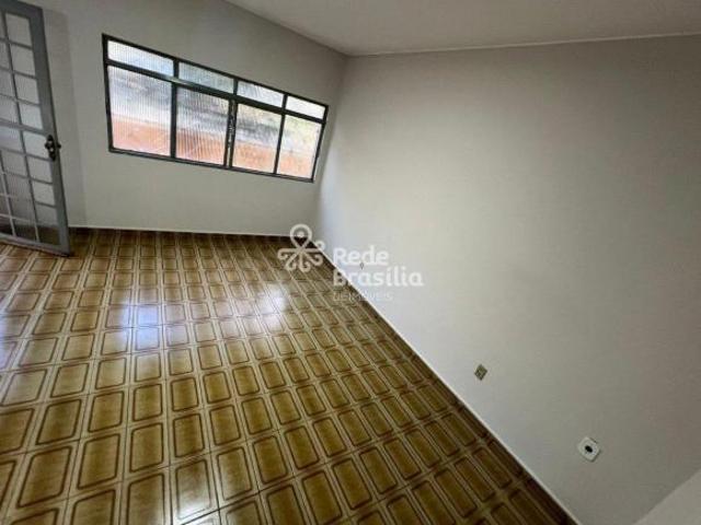QUADRA 15, CASA COM LAJE, 3 QUARTOS, SOBRADINHO