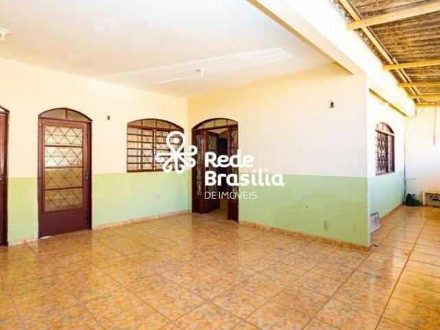 Quadra 300 Casa com 03 quartos sozinha no lote desocupada Recanto das Emas