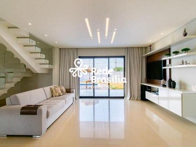 Quadra 7 Casa com 5 quartos sendo 3 suítes 5 vagas de garagem área de lazer estuda permut