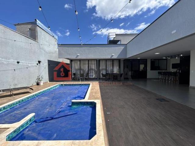 Quadra 8 Casa térrea moderna, em lote de 525 m², lazer completo
