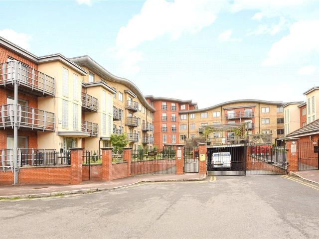 Quadrant Court, Jubilee Square, Reading, Berkshire RG1, 2 bed flat to rent, £1,500 pcm | PrimeLocation