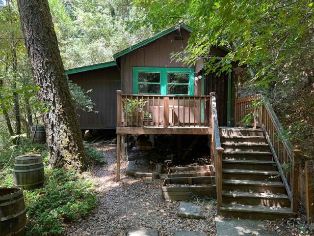 Quaint Cottage large 1 BRon seasonal creek. Privat