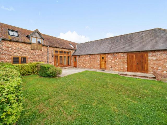 Quainton, Aylesbury, Buckinghamshire. 4 bed detached house to rent £2,850 pcm £658 pw