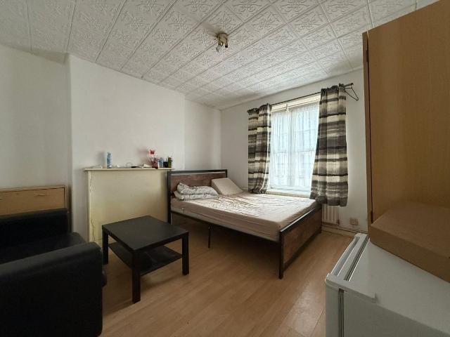 Quaker Street, London E1, 2 bed property to rent, £2,300 pcm | PrimeLocation