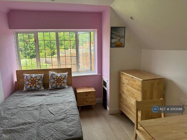 Quality Street, Merstham, Redhill, RH1 1 bed in a flat share to rent £1,050 pcm £242 pw