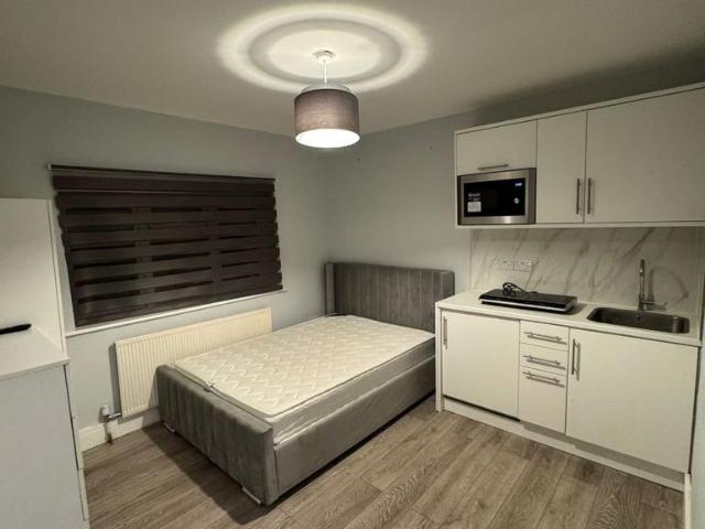 Quantock Gardens, Cricklewood. Studio to rent £1,450 pcm £335 pw