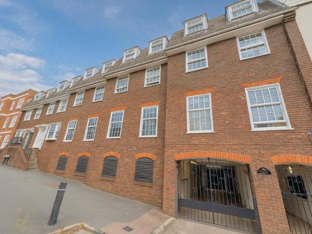 Quarry Street, Guildford GU1 2 bed apartment to rent £1,475 pcm £340 pw