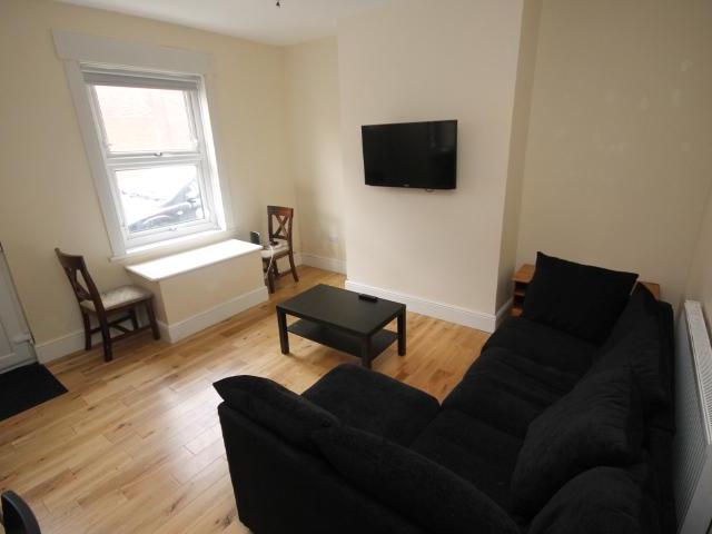 Quarry Street, Woodhouse, Leeds, LS6 2JU 3 bed end of terrace house to rent £1,495 pcm £345 pw