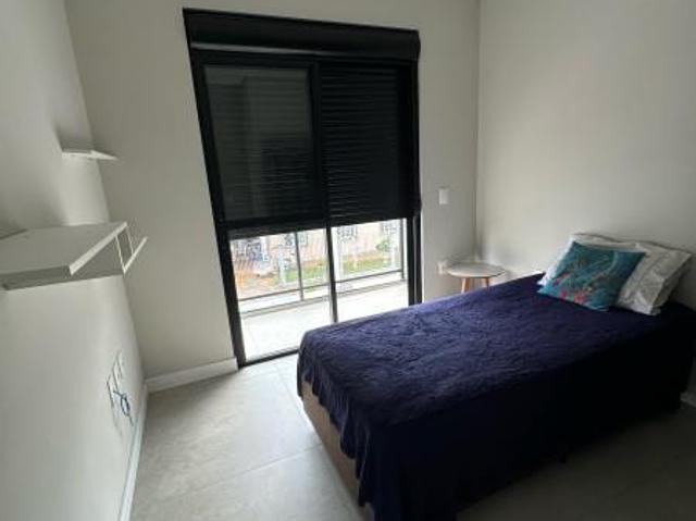 Quarto com mobilia e banheiro privativo