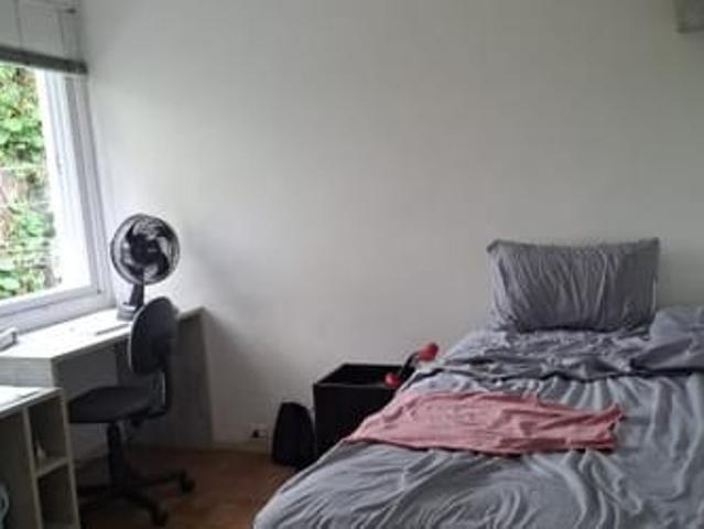 Quarto com banheiro compartilhado