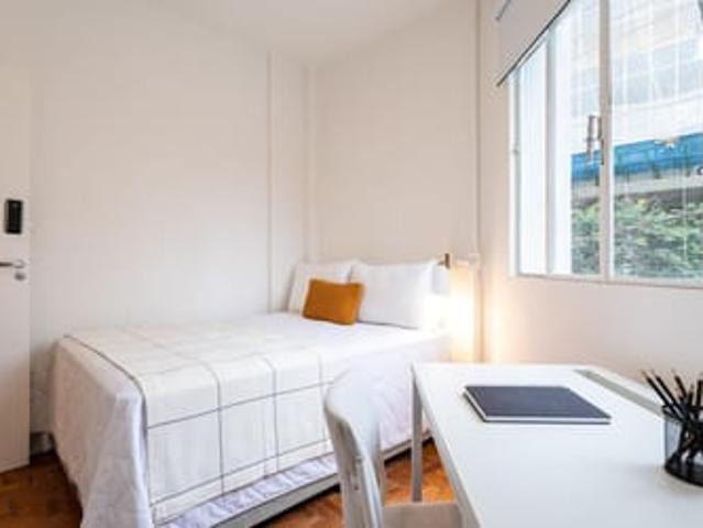 Quarto com banheiro exclusivo | Metrô Fradique Coutinho
