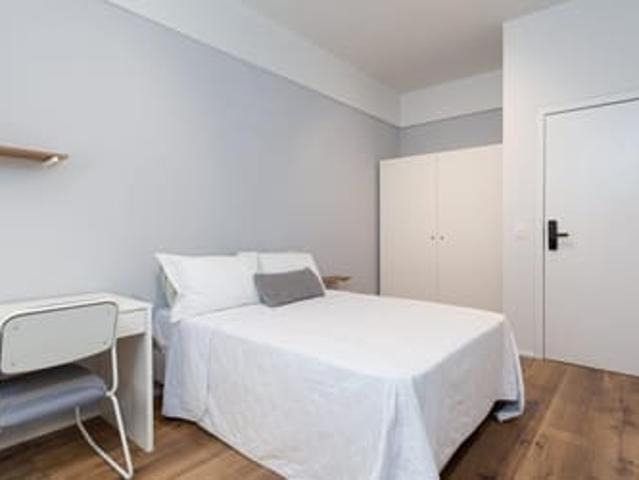 Quarto com banheiro exclusivo | Metrô Fradique Coutinho
