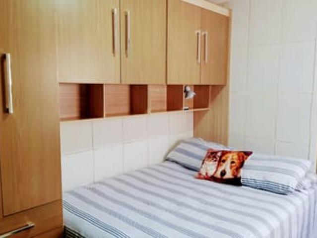 Quarto com banheiro e cozinha