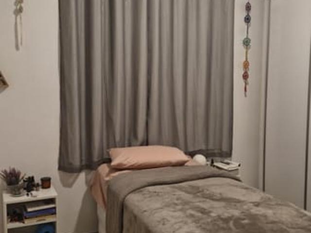 Quarto com banheiro privativo para mulher