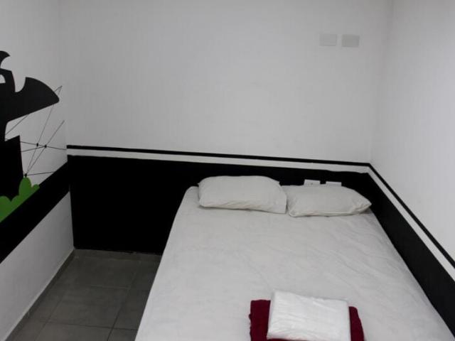 QUARTO COM CAMA DE CASAL COM BANHEIRO COMPARTILHADO